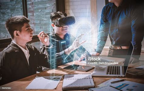아시아 실업가 착용 하는 가상 현실입니다 Vr 기술 미래에 책상에 대 낮에 회의에서 가상현실에 대한 스톡 사진 및 기타 이미지 가상현실 개념 개발 Istock
