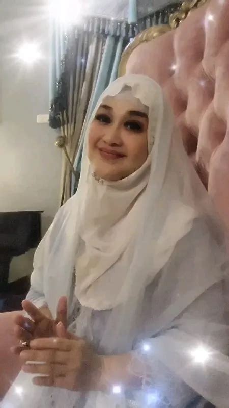 Awet Muda Di Usia 57 Tahun Begini Cantiknya Paramitha Rusady Kenakan Hijab Makin Meneduhkan