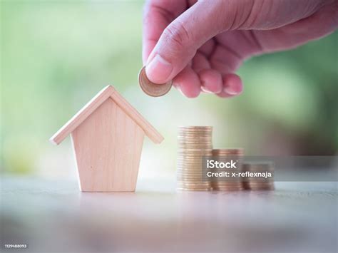 손 자연 녹색 배경에 홈 모델 돈을 동전을 넣어 금융 및 주택 융자 재 융자 부동산 투자 및 비즈니스 신용 개념 복사 공간 Emergency Shelter에 대한 스톡 사진