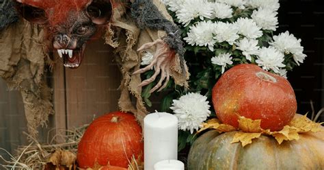 무서운 박쥐 뱀파이어 호박 촛불 가을 꽃 도시 거리의 나뭇잎 축제 휴일 장식 할로윈 으스스한 장식 야외 즐거운 할로윈 보내세요 마을의 가을 시장 사진