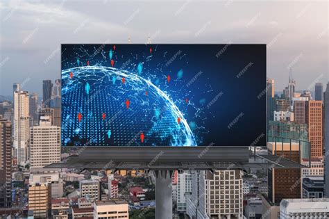 쿠알라룸푸르 말레이시아 아시아의 일몰 파노라마 도시 풍경 위에 소셜 미디어 아이콘의 세계 행성 지구 지도 홀로그램 Kl 글로브의