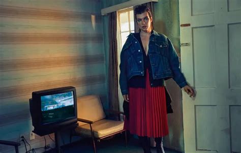 Wallpaper Room Skirt Chair Makeup Actress The Door Tv Brunette