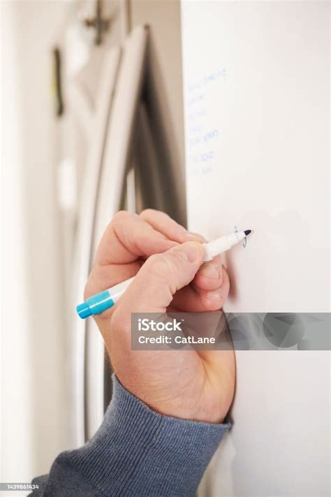 부엌 냉장고의 화이트보드에 쇼핑 목록을 쓰는 알아볼 수 없는 중년 남자 싸인펜에 대한 스톡 사진 및 기타 이미지 싸인펜 하얀 칠판 50 59세 Istock