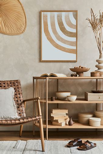 콘솔 안락의자 모의 포스터 프레임 꽃병 과 우아한 개인 액세서리거실 인테리어 디자인의 창조적 인 구성 공간을 복사합니다 템플렛