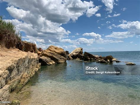 배경 질감 바다에서 다양한 모양의 큰 돌 바다와 하늘의 배경에 화강암 바위 더미 파도에 의해 파괴 된 바위 개념 돌 경도 0명에 대한 스톡 사진 및 기타 이미지 Istock