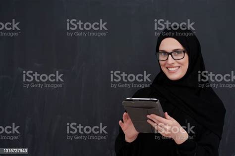 전통적인 옷을 입은 젊은 아랍 사업가 또는 태블릿 컴퓨터를 들고 있는 아바야 검은색에 대한 스톡 사진 및 기타 이미지 검은색