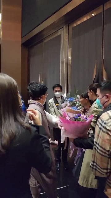 你知道有些鸟儿是注定不会被关在牢笼里的它们的每一片羽毛都闪耀着自由的光辉 动物视频 搜狐视频