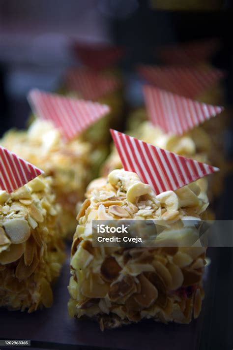 기업 크리스마스 생일 파티 이벤트 또는 결혼식 축하에 과자와 아름답게 장식 된 케이터링 연회 테이블 0명에 대한 스톡 사진 및 기타 이미지 Istock