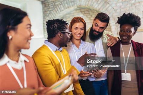 기업 교육 팀 빌딩 활동 다양한 직원 그룹에서 행복한 비즈니스 팀 다민족 그룹에 대한 스톡 사진 및 기타 이미지 다민족 그룹 다양성 비즈니스 Istock