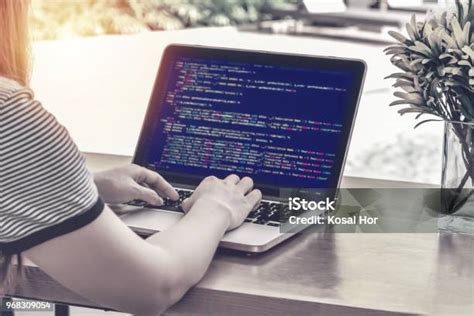 소스 코드를 입력 하는 여성 프로그래머 공부 일 기술 프리랜서 작동 개념 코드에 대한 스톡 사진 및 기타 이미지 코드 여성