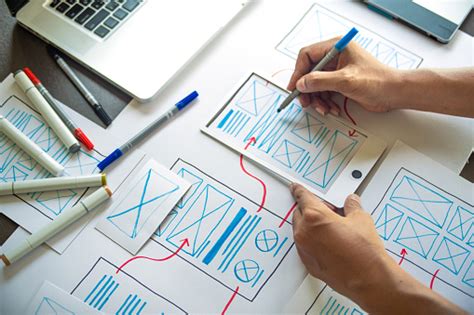 Ux 그래픽 디자이너 크리에이티브 스케치 계획 응용 프로그램 개발 웹 휴대 전화에 대한 프로토 타입 와이어 프레임 사용자 환경 개념입니다 개념에 대한 스톡 사진 및 기타