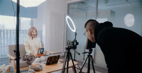 一夜暴富！小镇女孩做自媒体曾月入十万，低潮期月入2万生活不知如何继续腾讯新闻