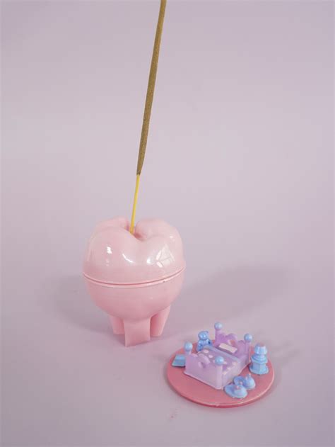 라벤더색 침대와 핑크 빛 이빨요정의 방