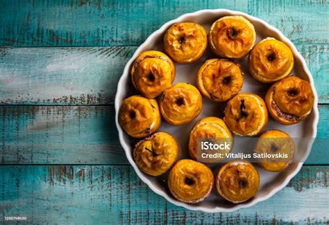 검은 배경에 초콜릿과 코티지 치즈와 신선한 유기농 구운 사과의 박람회 매우 맛있는 사막 0명에 대한 스톡 사진 및 기타 이미지 Istock