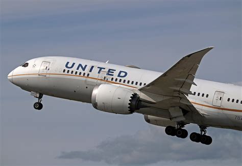 United Flight From Houston Appeared To Hit A Kite While Landing At D C