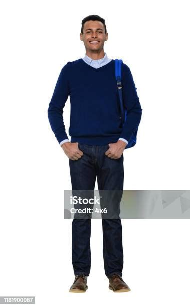 전체 길이 정면 보기 1명 만 2029세 성인 잘생긴 사람 흑발 아프리카 민족 아프리카계 민족 세대 Z 남성 젊은 남성 서 있는 미소 행복 쾌활 한 웃음 20 24세에 대한