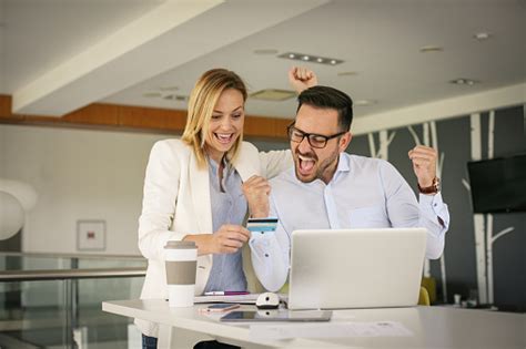 신용 자동차를 사용 하 여 사무실에서 비즈니스 사람입니다 성공적인 비즈니스 사람입니다 2명에 대한 스톡 사진 및 기타 이미지 2명 경영자 기업 재무와 산업 Istock