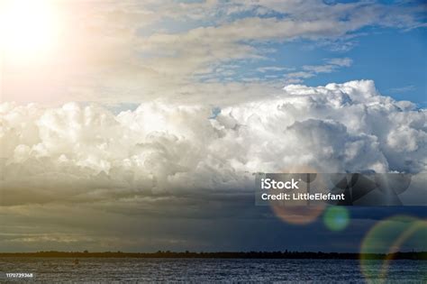 폭풍 구름과 등대 극적인 구름 풍경 질감 비가 오기 전에 짙은 뇌우 구름 흐린 비오는 악천후 폭풍 경보 적운의 자연 파란색 배경 검은색에 대한 스톡 사진 및 기타 이미지