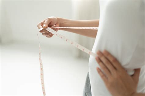 측정 테이프를 가진 그녀의 허리 둘레를 측정 하는 여자 가냘픈에 대한 스톡 사진 및 기타 이미지 가냘픈 건강한 생활방식 과도 Istock