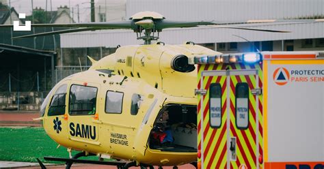 구급차 옆에 주차 된 대형 노란색 헬리콥터 사진 Unsplash의 무료 헬리콥터 이미지