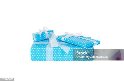 흰색 리본과 파란색 종이에 크리스마스 또는 다른 휴일 수제 선물의 그룹 흰색 배경 상단 보기에 격리 추수 감사절 선물 상자 개념