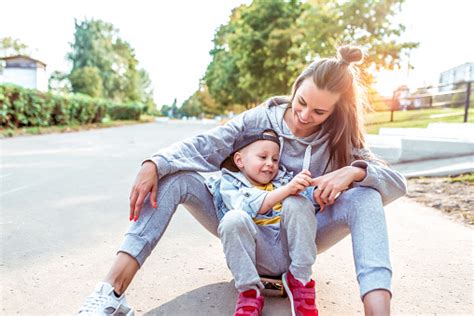 즐거운 가족 여자 어머니 아이와 함께 앉아 아들 소년 재미 놀이와 즐길 수 있습니다 여름 도시에서 감정은 웃음 행복 즐거움 육아 사랑 육아를 즐겁게합니다 텍스트 복사를 위한