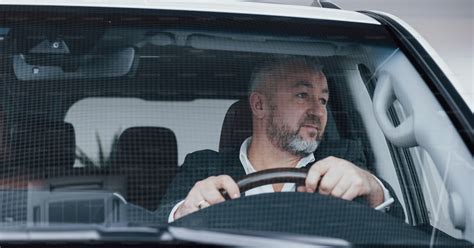 옆을 바라보고 있습니다 새로운 기능을 테스트하는 새로운 현대 자동차에서 수석 사업가의 전면 보기 사진 Unsplash의 수송 이미지