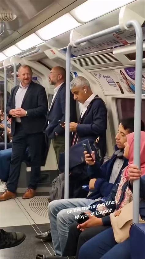 صحيفة الغد الأردنية هكذا ظهر عمدة لندن صادق خان وهو ذاهب إلى عمله بواسطة القطار الغد الأردن