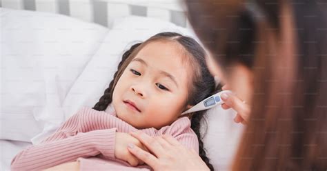 질병과 발열에 대한 그녀의 여자 아이 딸과 함께 온도계를 사용하는 어머니 사진 Unsplash의 작다 이미지