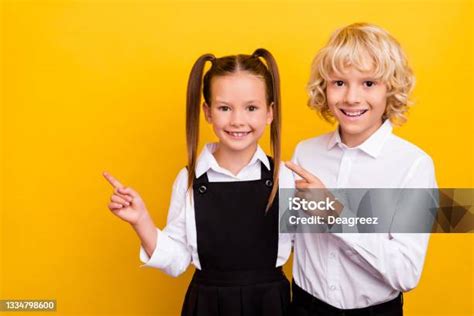 프로모터 여학생의 사진은 이더손가락 빈 공간 착용 학교 유니폼 고립 된 노란색 색상 배경을 나타냅니다 아이에 대한 스톡 사진 및 기타 이미지 Istock
