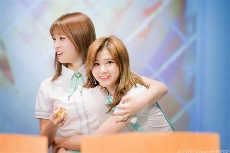 170607 Twice Sana Hugging Momo Kpopping