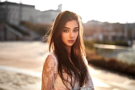 Tapety kobiety Model brunetka długie włosy Patrząc na widza