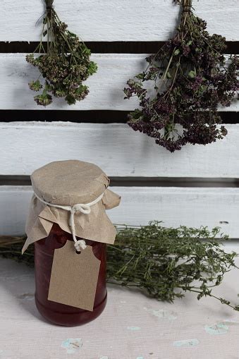 잼 항아리 종이로 덮여 꼬기로 묶여 끈에 공예 라벨을 걸어 채소와 향신료의 술 근처 나무 보드의 배경에 건강한 식생활에 대한 스톡 사진 및 기타 이미지 Istock