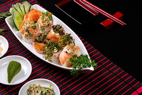 흰색 보트 모양의 요리에 다양한 초밥의 세부 사항 일식 컨셉 0명에 대한 스톡 사진 및 기타 이미지 0명 간장 개체 그룹 Istock