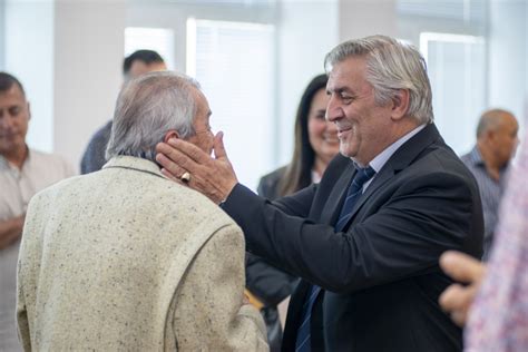 Трима нови почетни граждани на община Мездра получиха своите отличия снимки