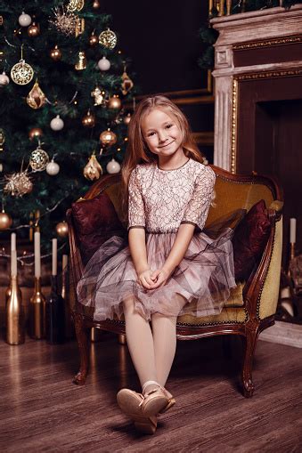 전나무와 벽난로 앞에 촛불과 선물이 있는 수녀들 새해 전야 크리스마스 이브 조명과 금 장식이있는 전나무 나무에서 아늑한 휴가 12 13세에 대한 스톡 사진 및 기타 이미지