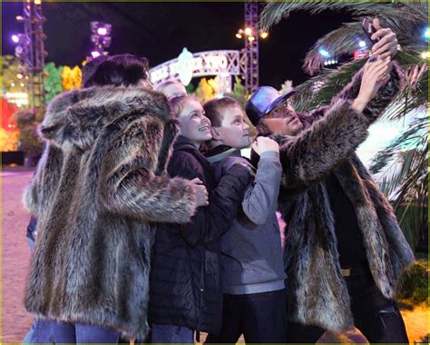 Josh Duhamel And Girlfriend Audra Mari Cheer On Friend To A Win On Holey Moley Photo 4464024