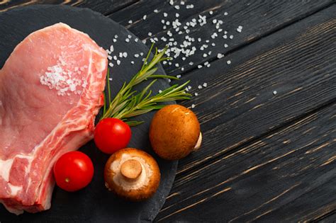 한 조각의 탑 뷰 검은 돌 커팅 보드에 벚꽃 토마토 짬뽕 버섯과 함께 원시 돼지고기 잘라 스테이크 0명에 대한 스톡 사진 및 기타 이미지 Istock