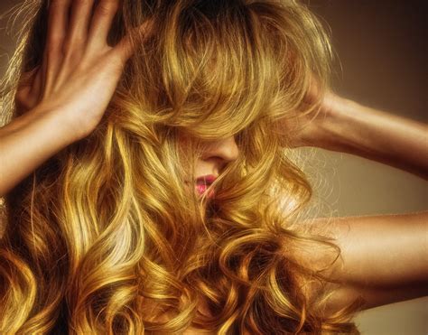 Девочка с золотыми волосами фото и картинки Abrakadabra Fun