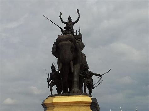 แวะชม พระราชานุสาวรีย์สมเด็จพระสุริโยทัย ทุ่งมะขามหย่อง ต บ้านใหม่ อ พระนครศรีอยุธยา จ พะนคร