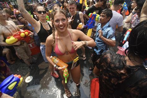 อัปเดตวันที่สองเล่นน้ำสงกรานต์ข้าวสาร 2566 คุมเข้ม เปิดทางเข้าจุดเดียว