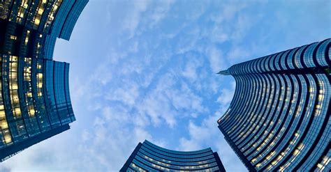 밀라노의 현대 고층 빌딩의 극적인 전망 · 무료 스톡 사진