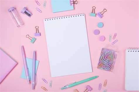 학교 배경 노트북과 파스텔 다채로운 연구 액세서리 에 분홍색 배경 학교 개념으로 돌아가기 0명에 대한 스톡 사진 및 기타 이미지 0명 개념 개인 장식품 Istock
