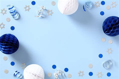 파란색 테이블에 유대인 휴일 장식과 색종이의 프레임 이스라엘 독립 기념일 로쉬 하샤나 수콧 하누카에 대 한 인사말 카드 템플릿 유대교 신년제에 대한 스톡 사진 및 기타