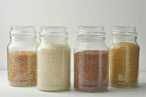 다양 한 원시 시리얼 곡물 상승 메 밀 및 조각 건강 한 유리 항아리 흰색 바탕에에서 요리 먹고 채식 채식주의 균형 잡힌된