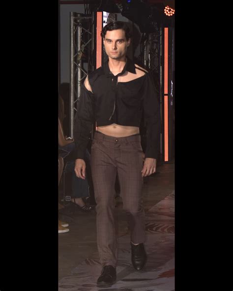 Daniel Rúa Representa Deconstrucción Modernista En El Desfile De Su