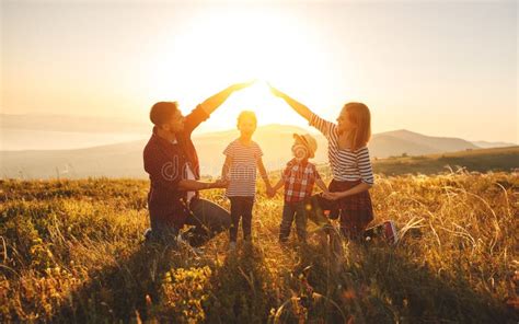 Famiglia Felice Madre Padre Bambini Figlio E Figlia Su Sunse Fotografia Stock Immagine Di