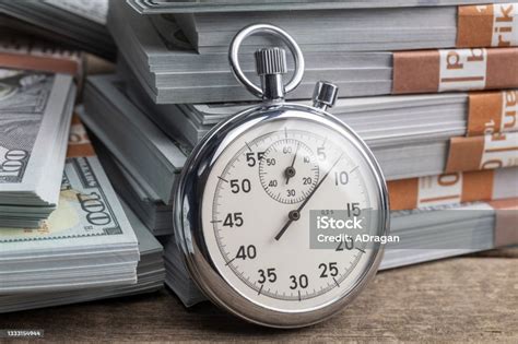 돈과 스톱워치 달러 지폐와 스톱워치 의 번들 시간은 돈입니다 0명에 대한 스톡 사진 및 기타 이미지 0명 개념 금융 Istock