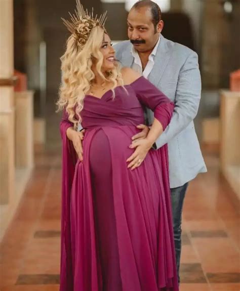 محمد ثروت وزوجته معلومات عنها وفيديو وصور تجمعهما شبابيك