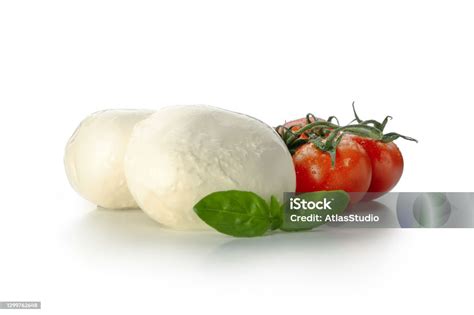 모짜렐라 치즈 토마토 바질이 흰색 배경에 고립되어 있습니다 0명에 대한 스톡 사진 및 기타 이미지 0명 모차렐라 미식가 Istock